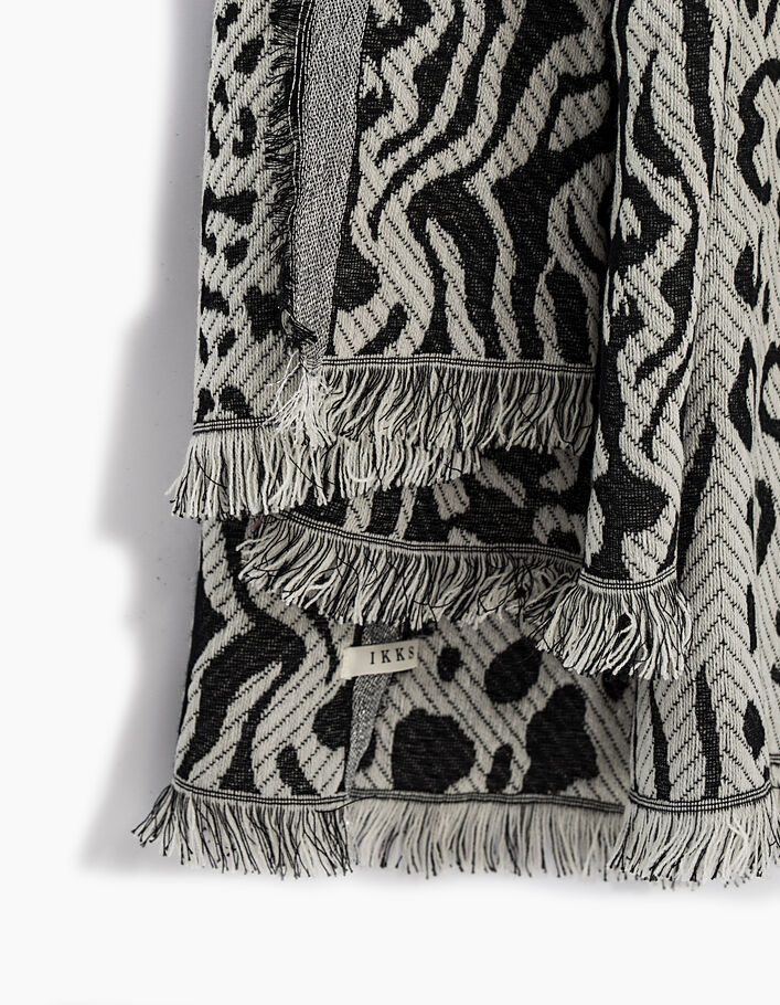Women’s fringed animal print jacquard scarf