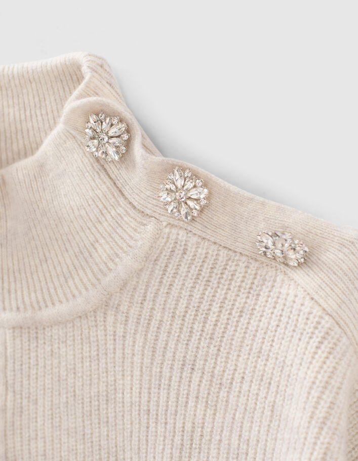 Pull col montant en laine écru boutons bijoux épaule femme
