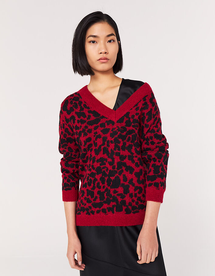 Pull col V rouge et noir en jacquard motif léopard femme