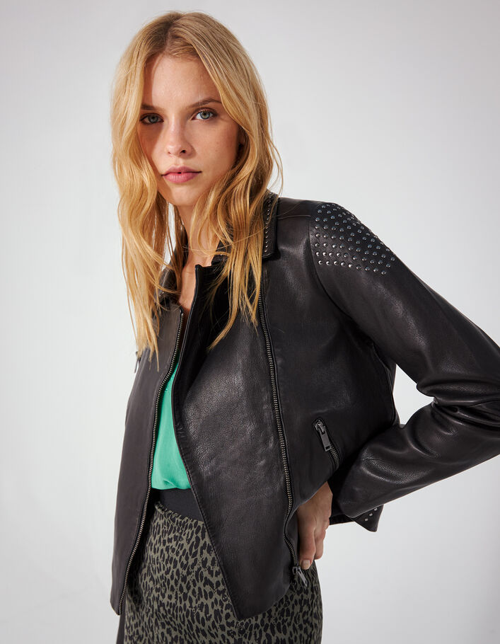 Cazadora cuero negra cremallera tachuelas mujer