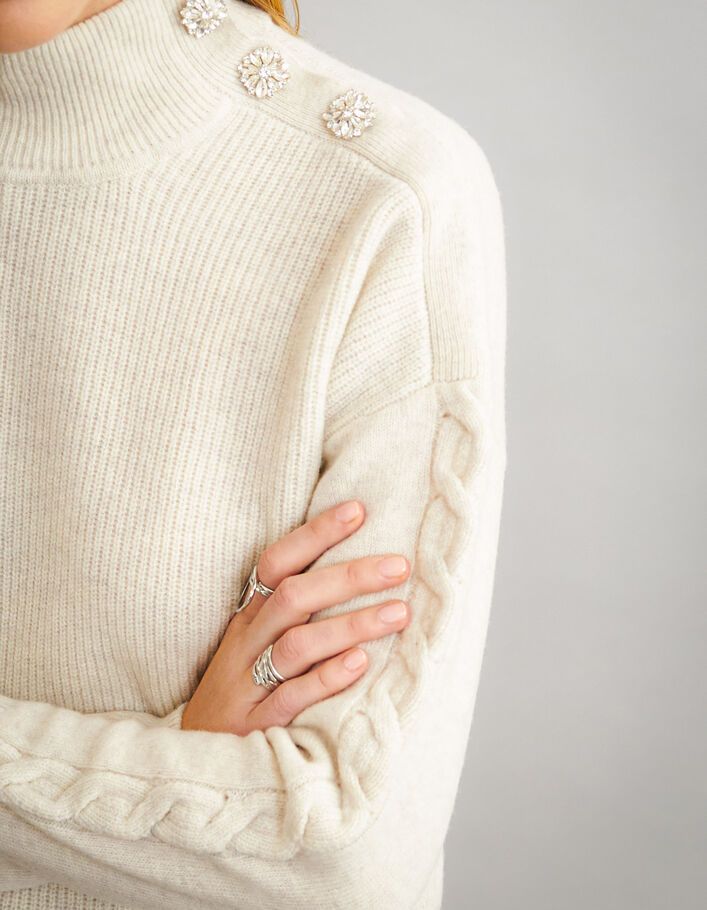 Pull col montant en laine écru boutons bijoux épaule femme
